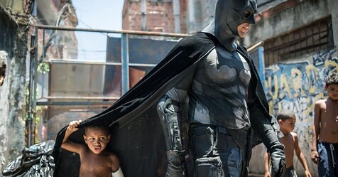 Arriva anche Batman per salvare le favelas di Rio dalle ruspe - Rai News