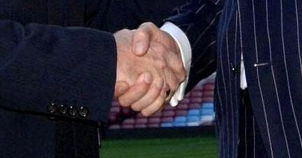 Stringersi la mano per annusarsi - Rai News