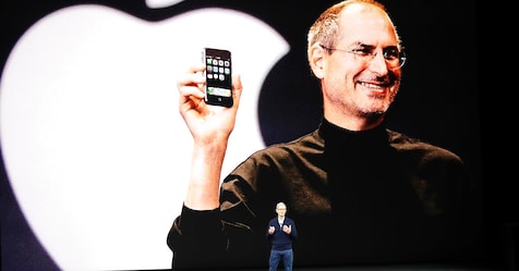 Apple, Cook sale sul palco: "Steve Jobs un genio, è nostro dna" - Rai News
