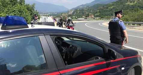 Cammina sul ciglio della strada, travolto e ucciso da un'auto pirata ...