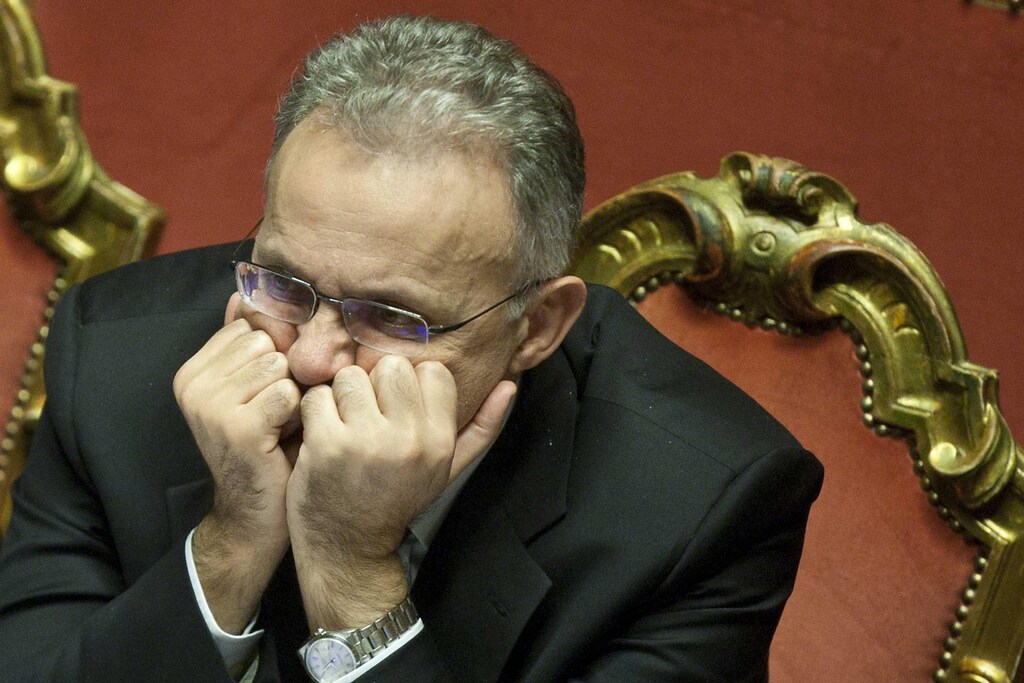 Mario Mauro, gli auguri ai militari italiani - video - Rai News