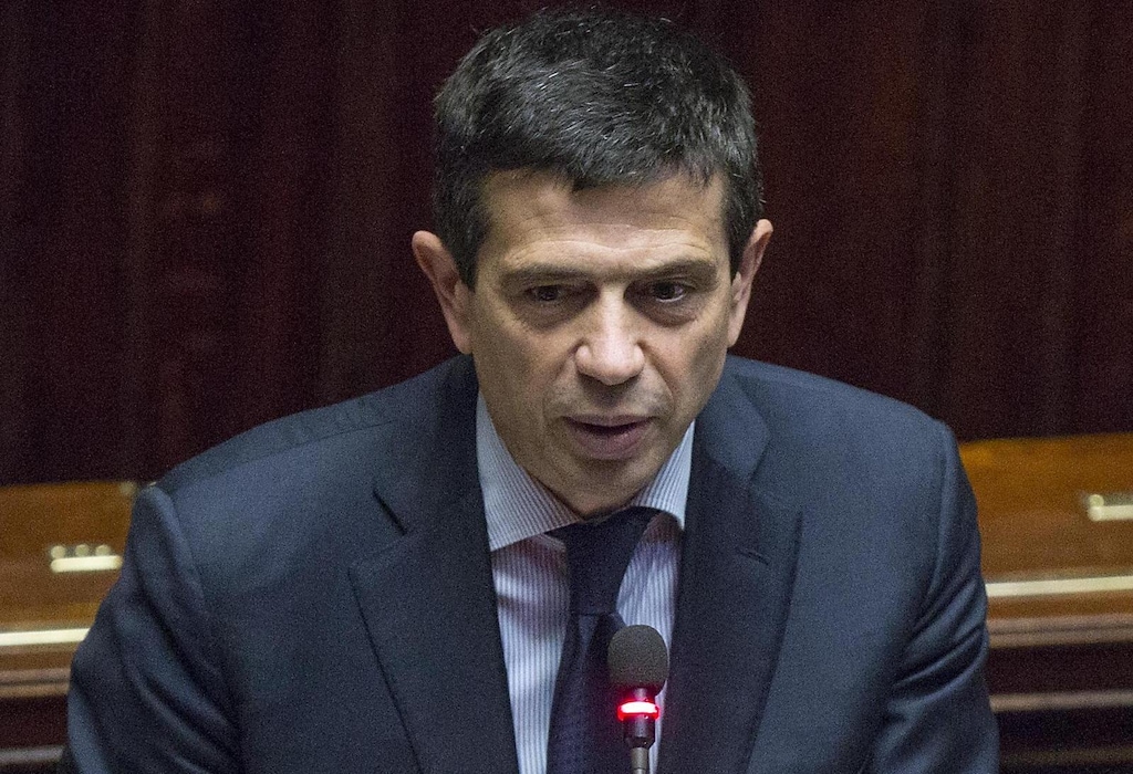 Lupi su Alitalia: "Entro il 31 marzo si chiude la trattativa" - video ...