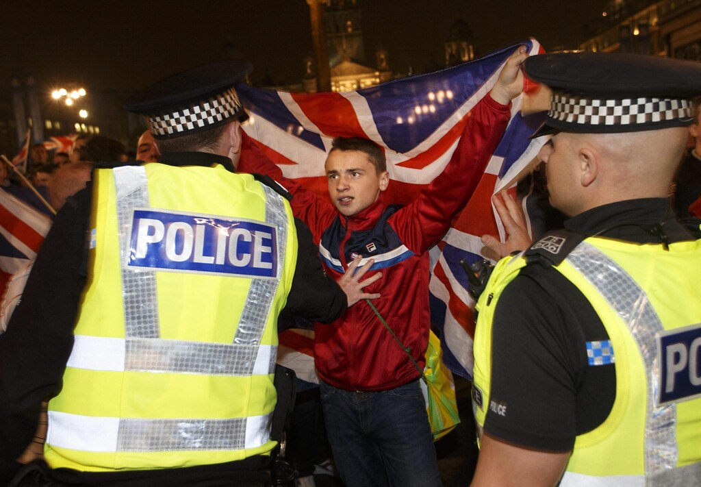 Scozia: scontri separatisti-unionisti nella notte a Glasgow - video ...