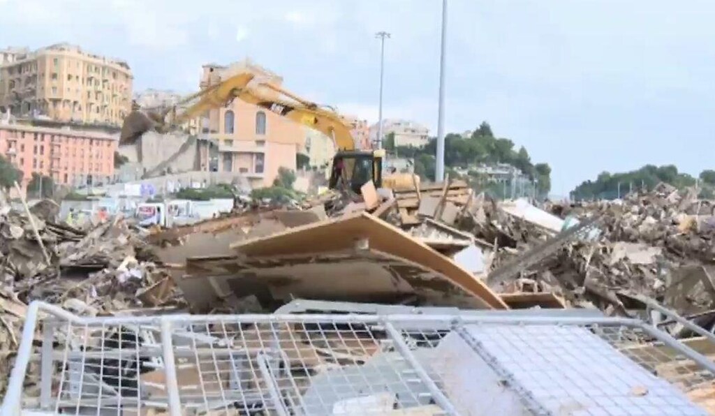 Genova, la discarica delle auto distrutte - video - Rai News