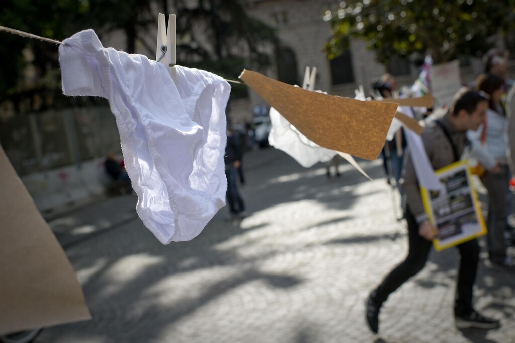 Mutande appese davanti al Municipio di Napoli - photogallery - Rai News