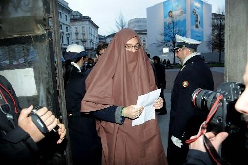 Milano, consigliere della Lega Nord a Palazzo Marino indossa il burqa ...