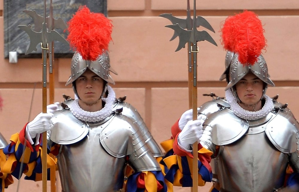 Giurano le Guardie Svizzere in Vaticano - video - Rai News