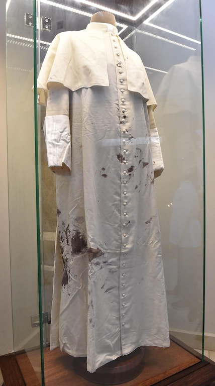 La talare bianca insanguinata di Giovanni Paolo II esposta nel ...