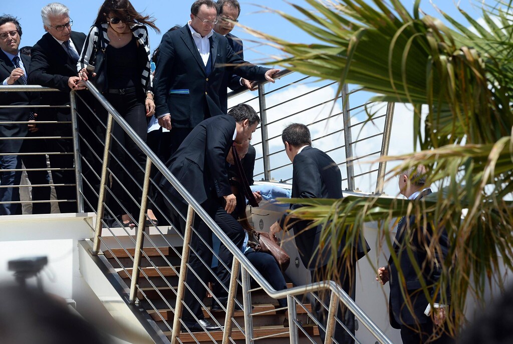 Pina Picierno inciampa e cade mentre scende gli scalini di una terrazza ...