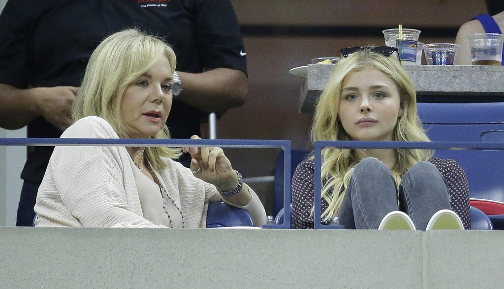 Chloe Moretz, in tribuna agli Us Open, faccia sconsolata: assiste alla ...