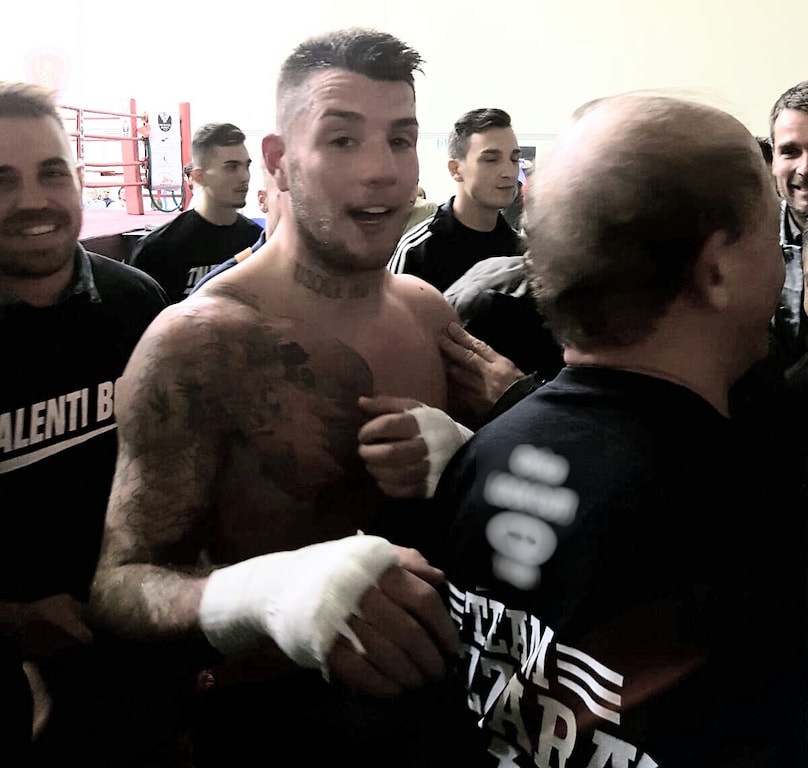 I pugni vincenti di Michael Azzarà al debutto nel pugilato ...