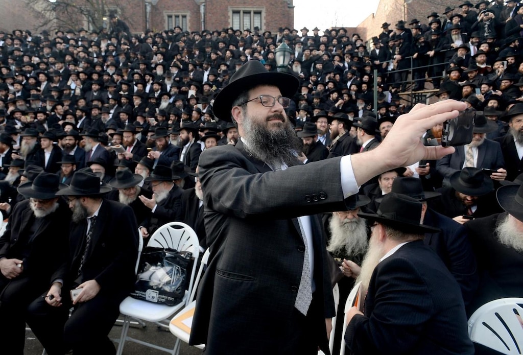 4000 rabbini a New York, foto di gruppo con selfie, mannequin challenge ...