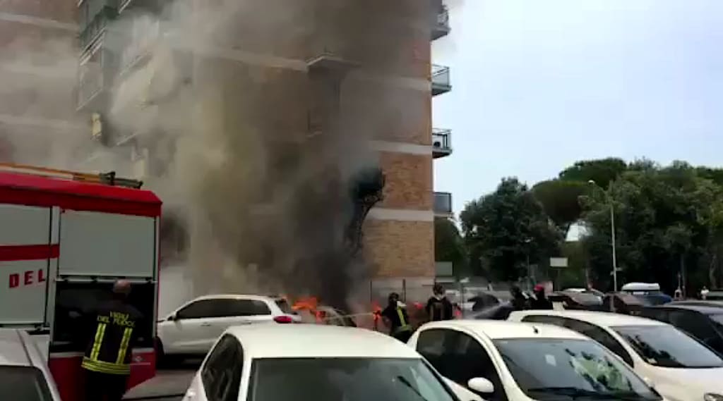 Incendiate automobili nel quartiere Eur- Montagnola, Roma - video - Rai ...