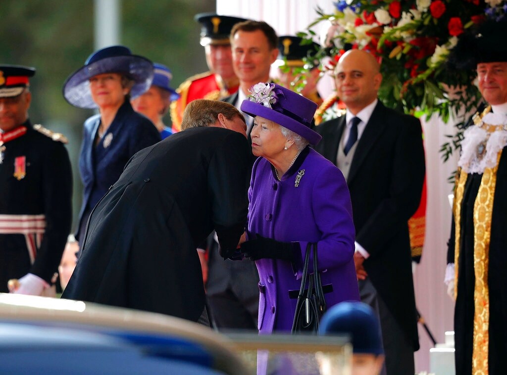 Reali d'Olanda a Londra, i baci alla regina Elisabetta e la parata ...
