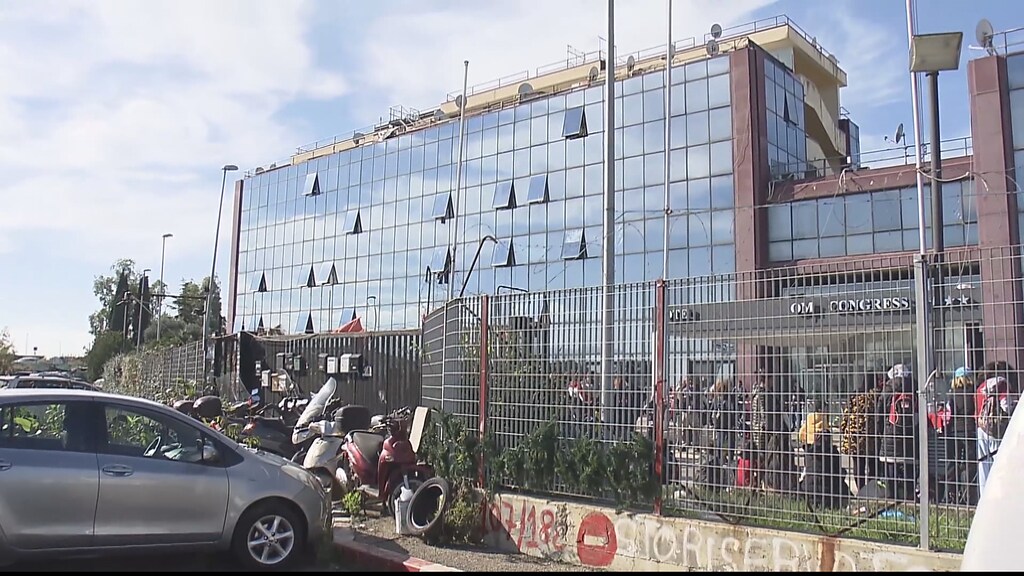 Incendio in un ex hotel occupato a Roma - video - Rai News