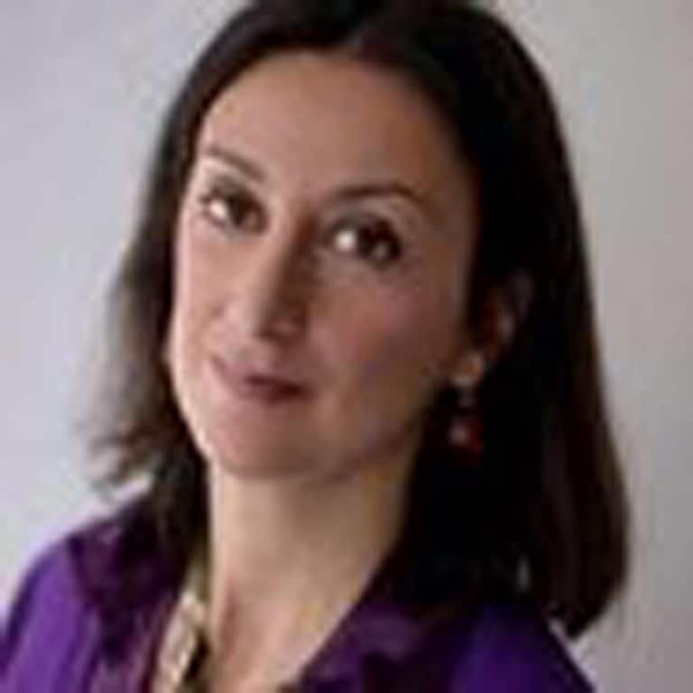 Un drappo viola per ricordare Daphne Caruana Galizia - video - Rai News