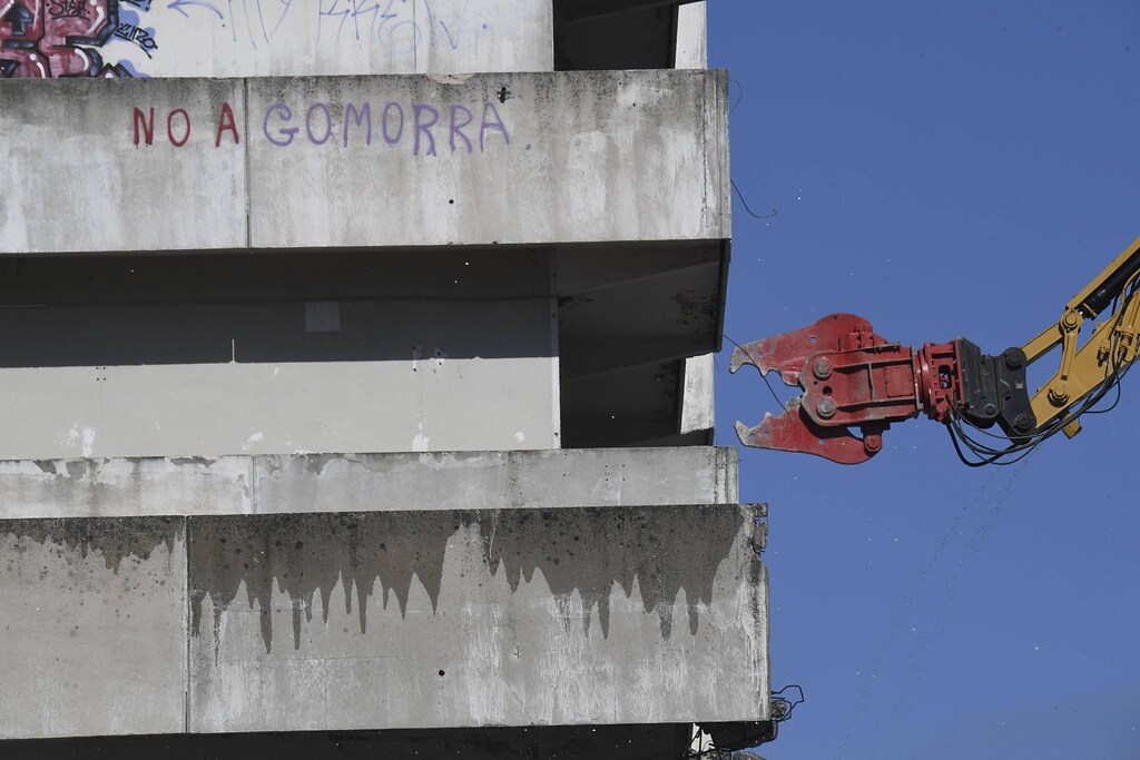 Abbattimento Vela Verde, Napoli: foto e video. "Scampia non è solo ...