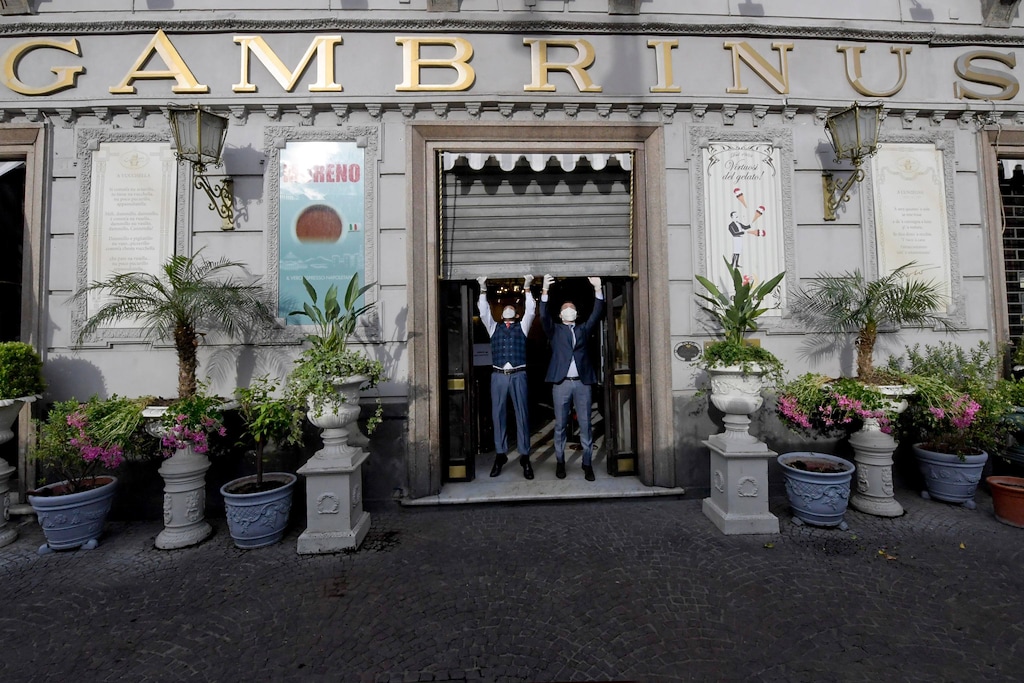 Fase 2. Riapre lo storico bar Gambrinus a Napoli - photogallery - Rai News