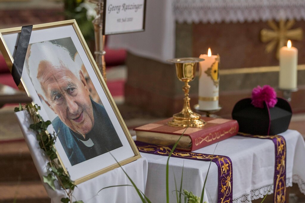 Aperta al pubblico la camera ardente di Georg Ratzinger, fratello di ...