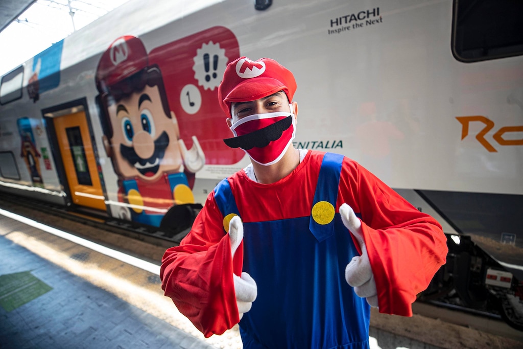 A Roma Termini il treno regionale Super Mario Lego - photogallery - Rai ...