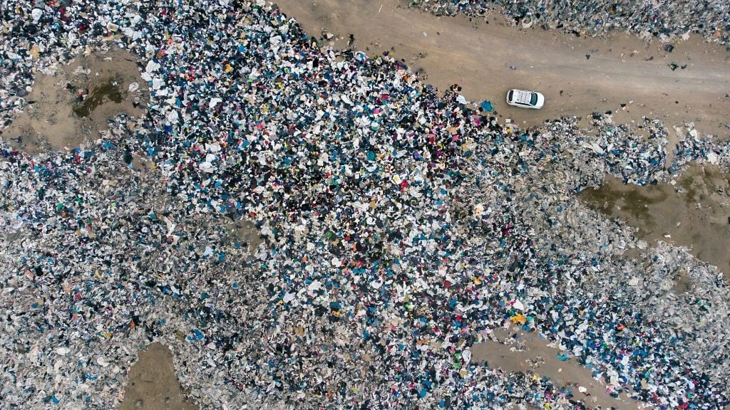 Moda usa e getta: nel deserto di Atacama in Cile l'enorme discarica di ...